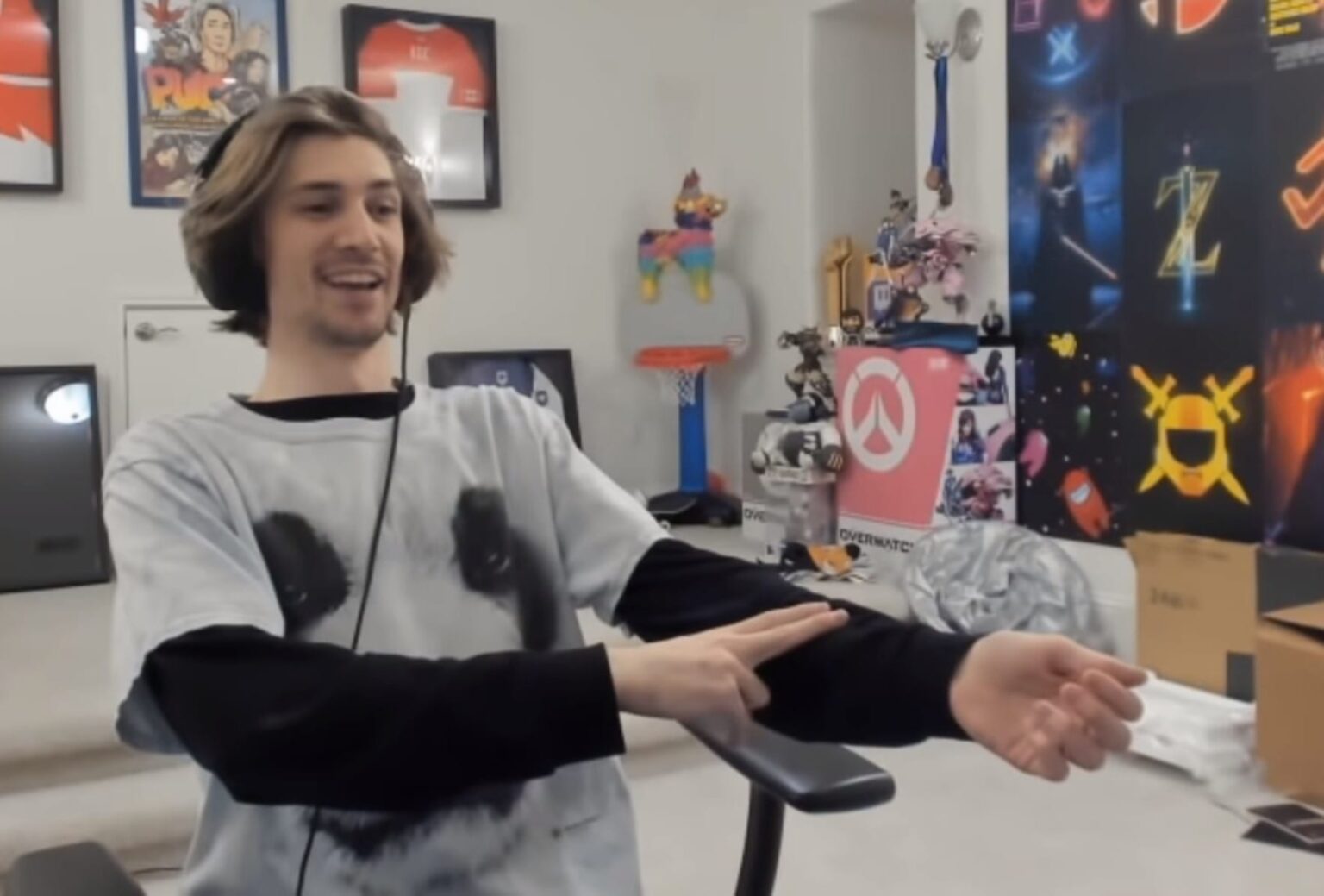 xQc Shows Off Disgusting State Of His Streaming Setup